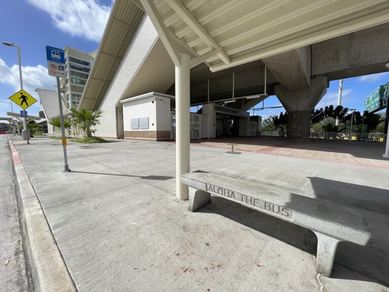 ホノルル鉄道「スカイ・ライン」のハラヴァ（Halawa）駅に行ってみた